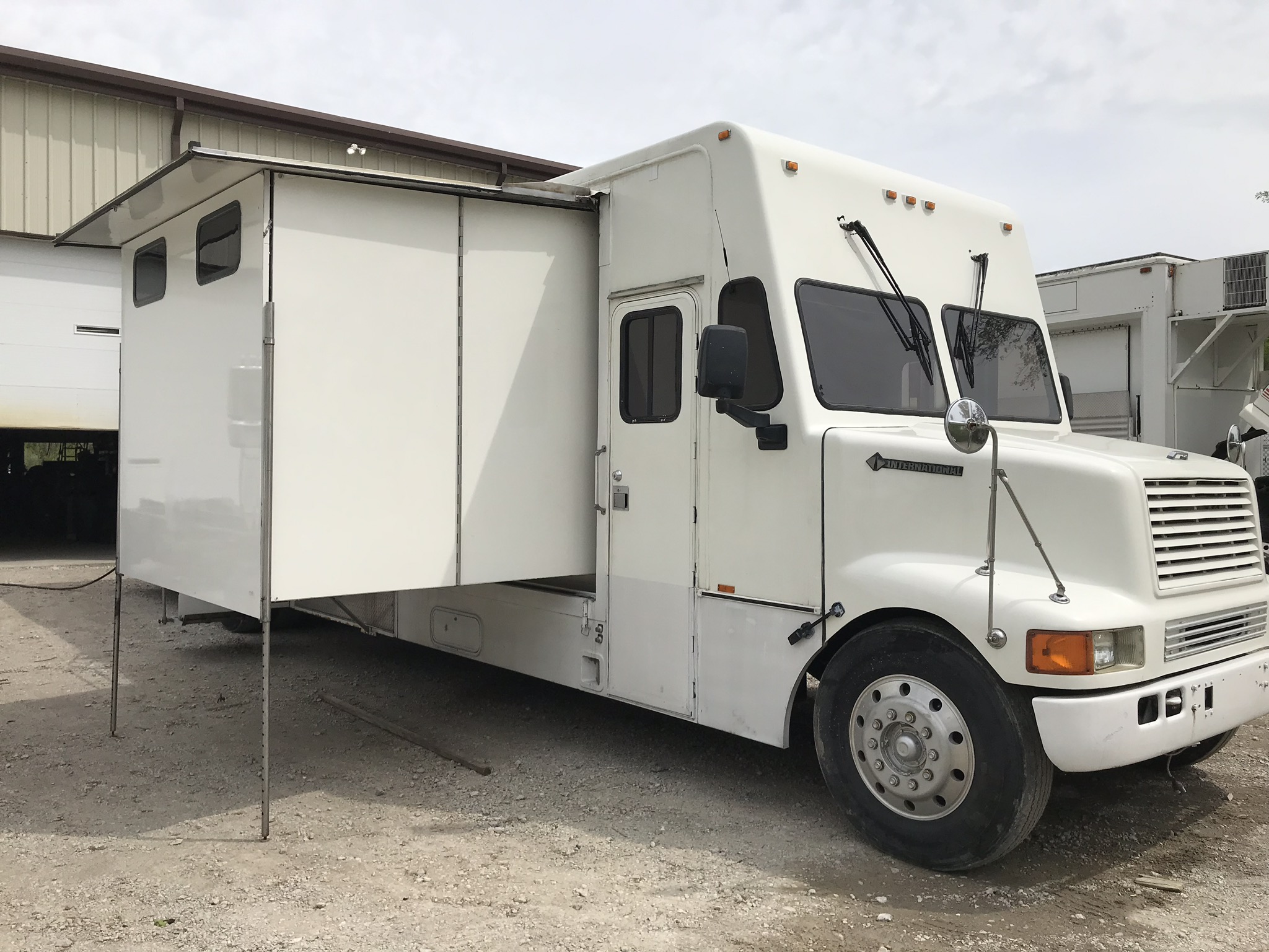 40′ Screening Coach with Three suites – Mobile Conversions International